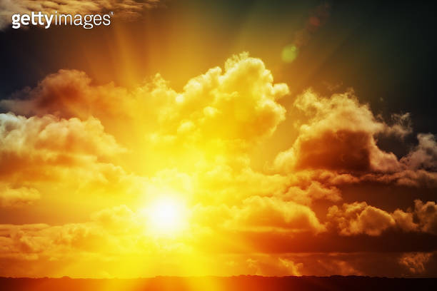 Glorious golden rising or setting sun with fluffy clouds 이미지 (579431356 ...