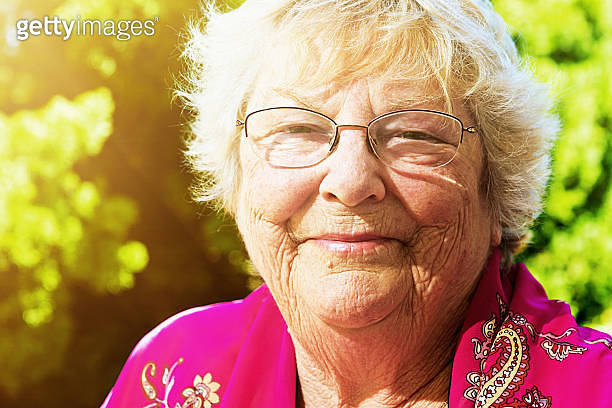 Happy old lady smiling in bright sunshine 이미지 (613771300) - 게티이미지뱅크