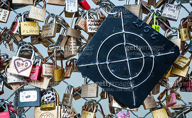 Love lock in shape of shooting target. 이미지 (506353088) - 게티이미지뱅크