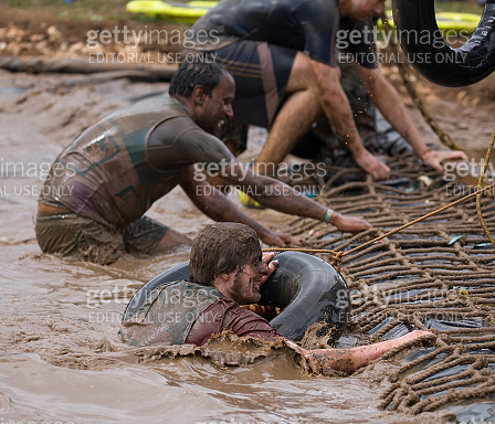 Grappling to get out of a pool of muddy water 이미지 (598148942) - 게티이미지뱅크