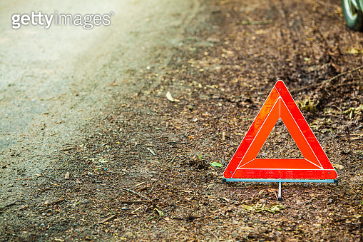Breakdown of car. Red warning triangle sign on road 이미지 (621710286 ...