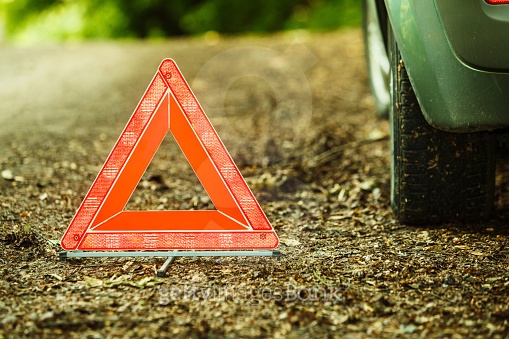 Breakdown of car. Red warning triangle sign on road 이미지 (537344324 ...