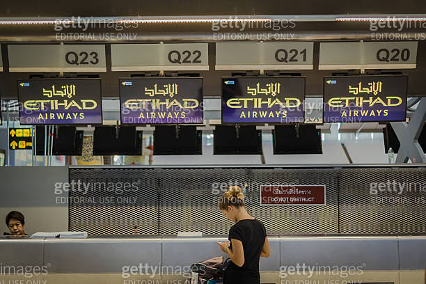 female passengers at Etihad Airways check-in counte (578598658) - 게티이미지뱅크