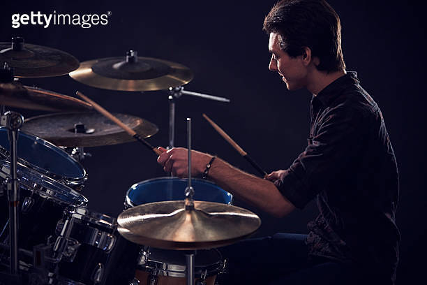 Side View Of Young Drummer Playing Drum Kit In Studio 이미지 (547044082 ...