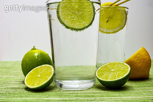 Glass with cold sparkling mineral water, lime and lemon 이미지 (588368170) - 게티이미지뱅크