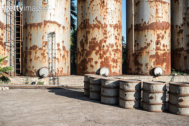 Rusty silos and barrels in abandoned chemical factory (600172146) - 게티이미지뱅크
