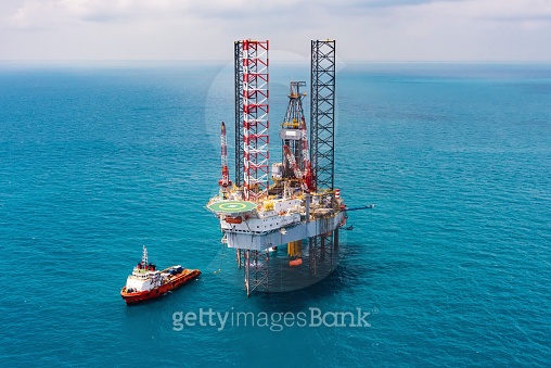 Offshore oil rig drilling platform in the gulf of Thailand. (518249376 ...
