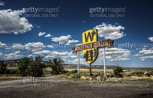 Vintage Whiting Bros. sign in New Mexico (606216206) - 게티이미지뱅크