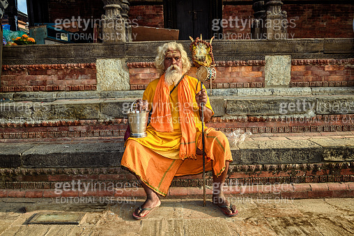 Wandering sadhu baba (holy man) in ancient Pashupatinath Temple 이미지 ...
