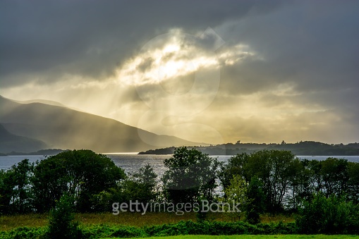Sunset at Muckross Lake in Killarney National Park in Ireland 이미지 ...