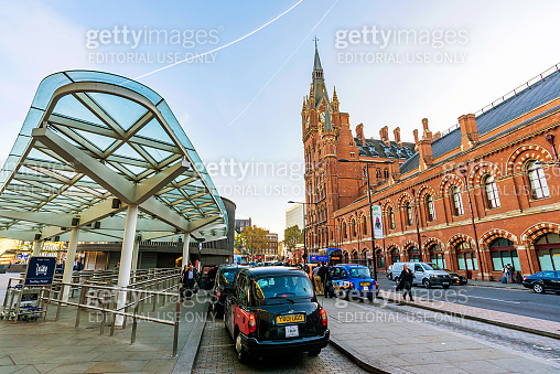 Outside area of Kings cross station with Taxis 이미지 (629798938) - 게티이미지뱅크