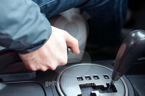 driver pulling the hand brake in car (509848352) - 게티이미지뱅크