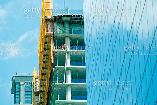 Worker pulling pipe with cable attachment in Chicago IL 이미지 (529992158 ...