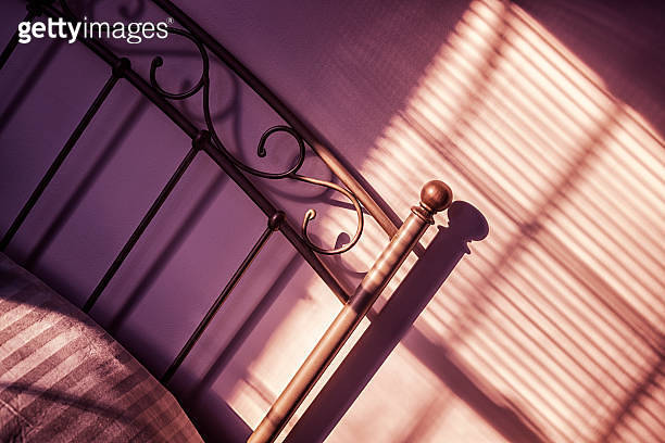 Reflected Evening Bed Shadows On Bedroom Wall 이미지 (619088068) - 게티이미지뱅크