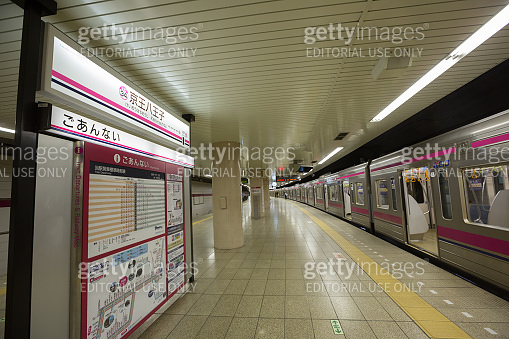 Keio Line Train in Tokyo, Japan (586198362) - 게티이미지뱅크