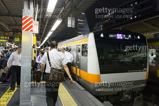 JR Chuo Line Train in Tokyo, Japan (585079226) - 게티이미지뱅크