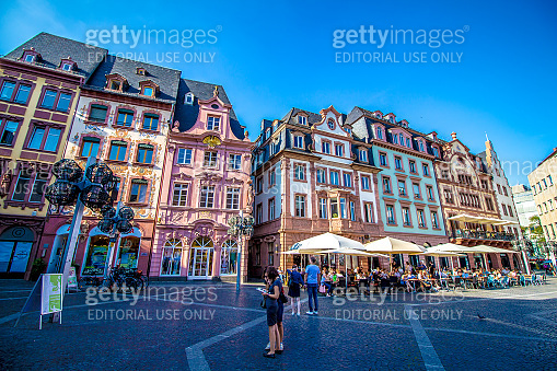 people in market square, in Mainz 이미지 (626241156) - 게티이미지뱅크