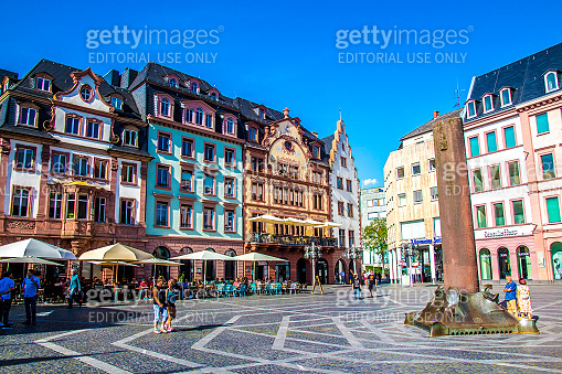 people in market square, in Mainz 이미지 (626172056) - 게티이미지뱅크