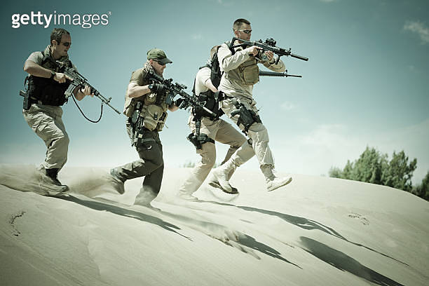 Platoon of military soldiers running through desert 이미지 (471708879 ...