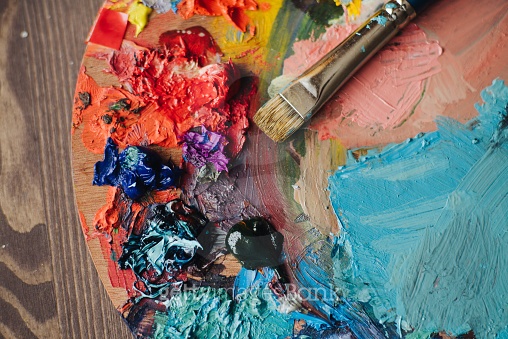 Closeup of paint mixing process in art workplace. 이미지 (544965310) - 게티이미지뱅크