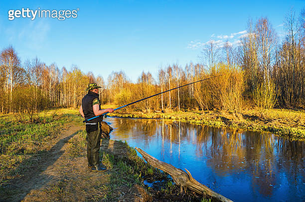 spring fishing on a small river 이미지 (540591458) - 게티이미지뱅크