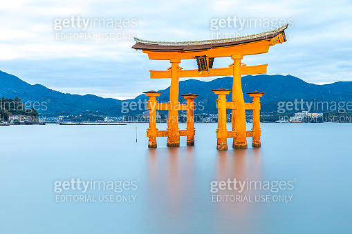 floating torii Miyajima Hiroshima 이미지 (586942756) - 게티이미지뱅크