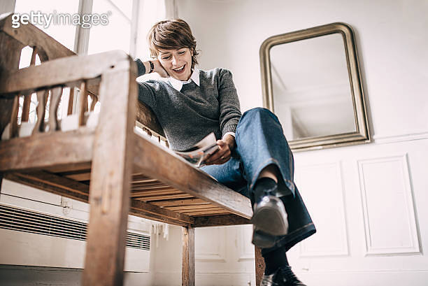 smiling beautiful french woman reading magazin at home 이미지 (531542316 ...