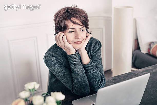 smiling beautiful french woman working at home 이미지 (531542464) - 게티이미지뱅크