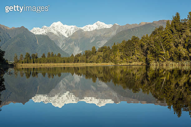 Mount Cook reflection in the mirror-like surface of the lake 이미지 ...