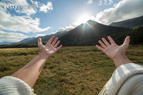 Personal perspective of a woman arms outstretched towards nature 이미지 ...