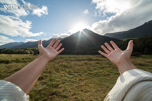 Personal perspective of a woman arms outstretched towards nature 이미지 ...