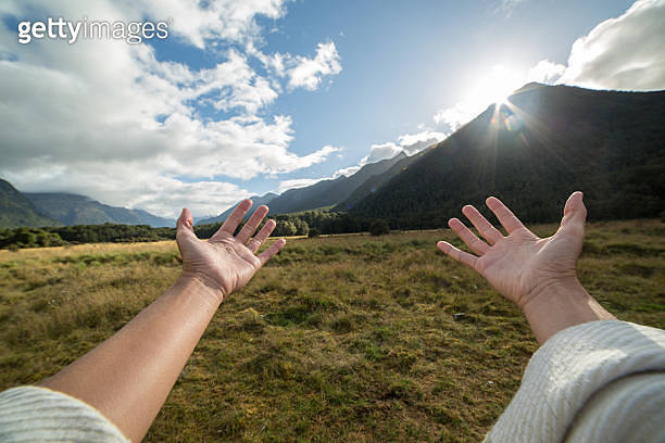 Personal perspective of a woman arms outstretched towards nature 이미지 ...