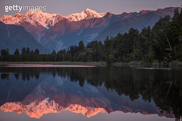Perfect reflection of Mount Cook on Matheson lake, New Zealand 이미지 ...