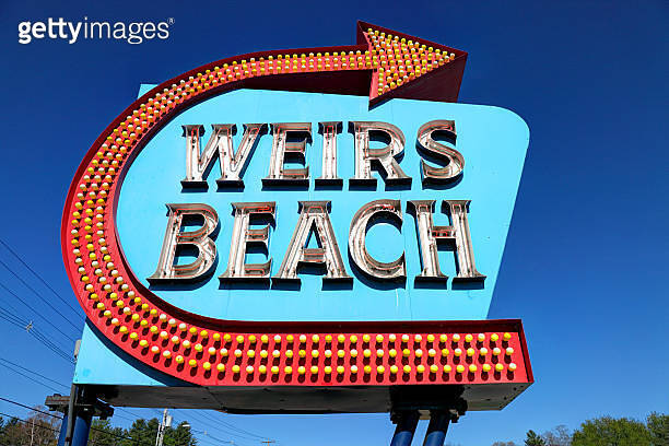 The world-famous Weirs Beach sign (539356068) - 게티이미지뱅크