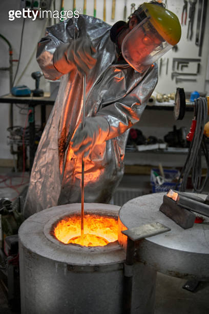 Melting bronze for casting a bronze scuplture 이미지 (643662860) - 게티이미지뱅크