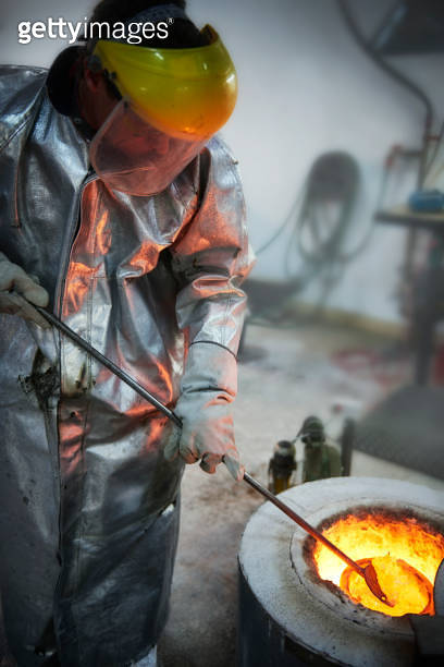 Melting bronze for casting a bronze scuplture 이미지 (643894066) - 게티이미지뱅크
