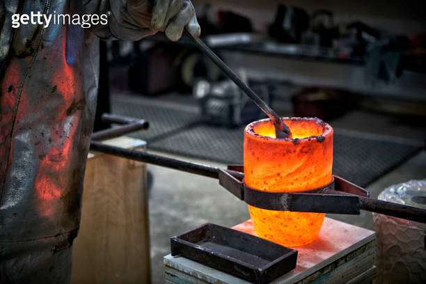 Melting bronze for casting a bronze scuplture 이미지 (643931306) - 게티이미지뱅크