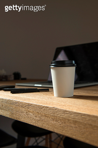 Coffee in paper cup on office desk 이미지 (693245232) - 게티이미지뱅크