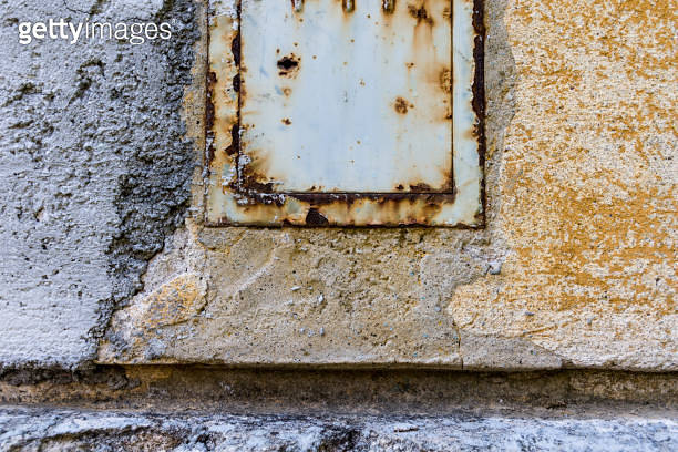 Rusty Metal Box In The Wall 이미지 (870520676) - 게티이미지뱅크