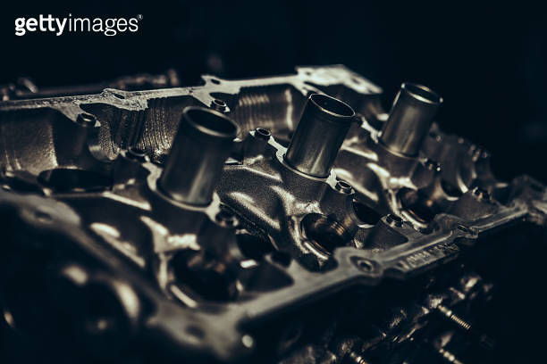V8 car engine close-up (646957770) - 게티이미지뱅크