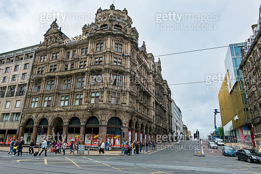 View of Princes Street with walking people. 이미지 (648550326) - 게티이미지뱅크