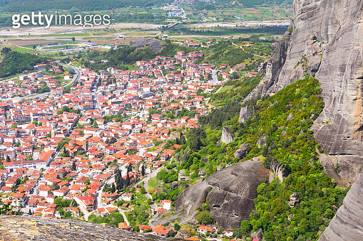 Aerial view of Meteora cliff and Kalambaka town, Greece 이미지 (839073724 ...