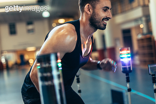 Athlete using a visual stimulus system for improving reaction time 이미지 ...