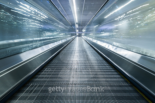 Moving Walkway At Airport 이미지 (638875832) - 게티이미지뱅크