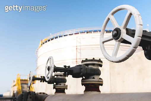 Close Up View Of A Valve At A Petroleum Refinery Facility 이미지 ...
