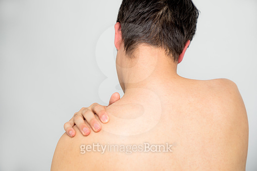 young man's neck and shoulders back view 이미지 (811168702) - 게티이미지뱅크