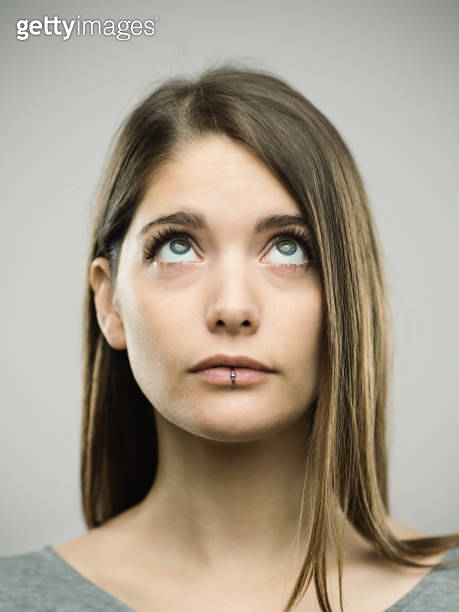 Real curious young woman studio portrait 이미지 (692863232) - 게티이미지뱅크