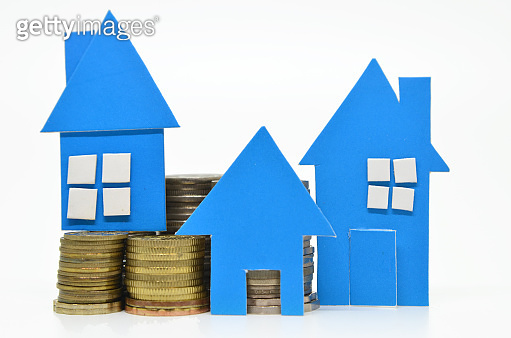 Blue paper house model and stacks of coins (821824164) - 게티이미지뱅크