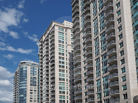 row of high rise apartment buildings with balconies 이미지 (695319396 ...