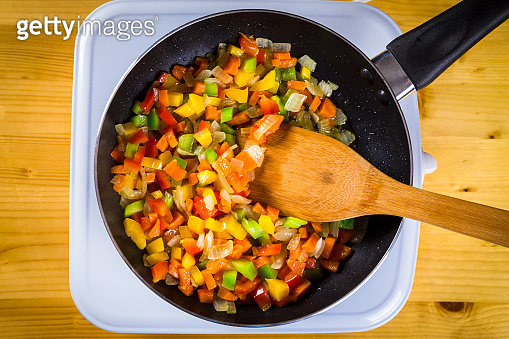 fried colorful vegetables in frying pan on cooker 이미지 (891746456) - 게티이미지뱅크